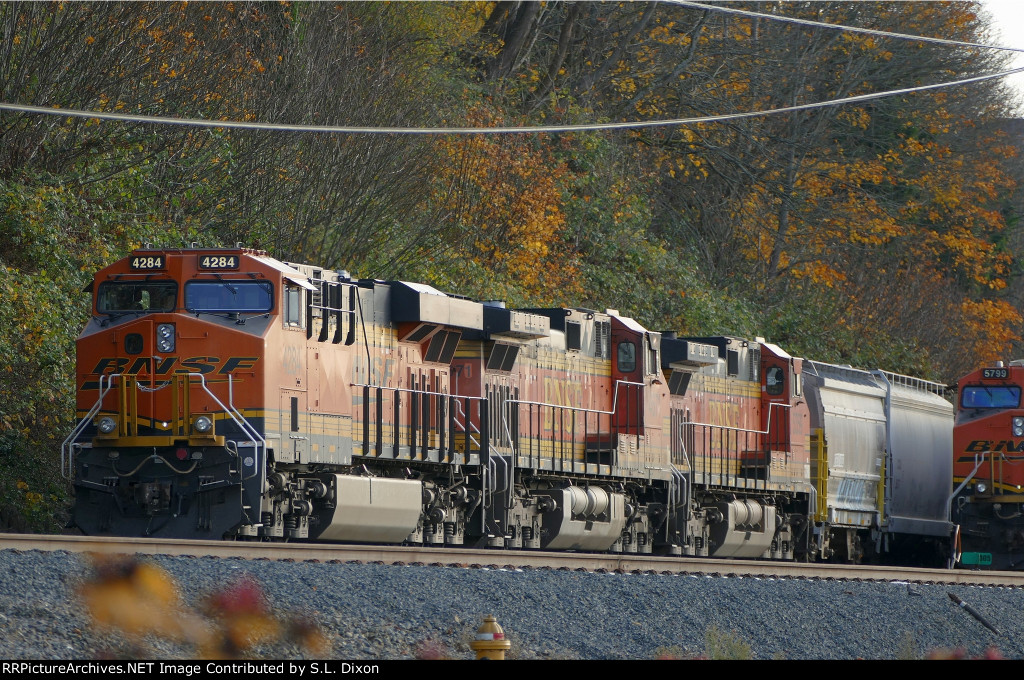 BNSF 4284 North at Bayside